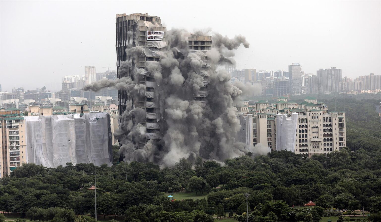 La India derriba sus torres gemelas entre una gran expectación - Diario ...