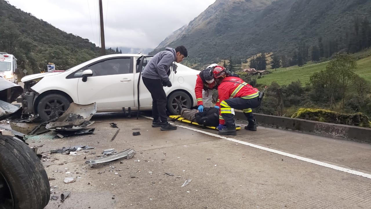 Accidente deja cinco heridos en la vía Cuenca - Molleturo