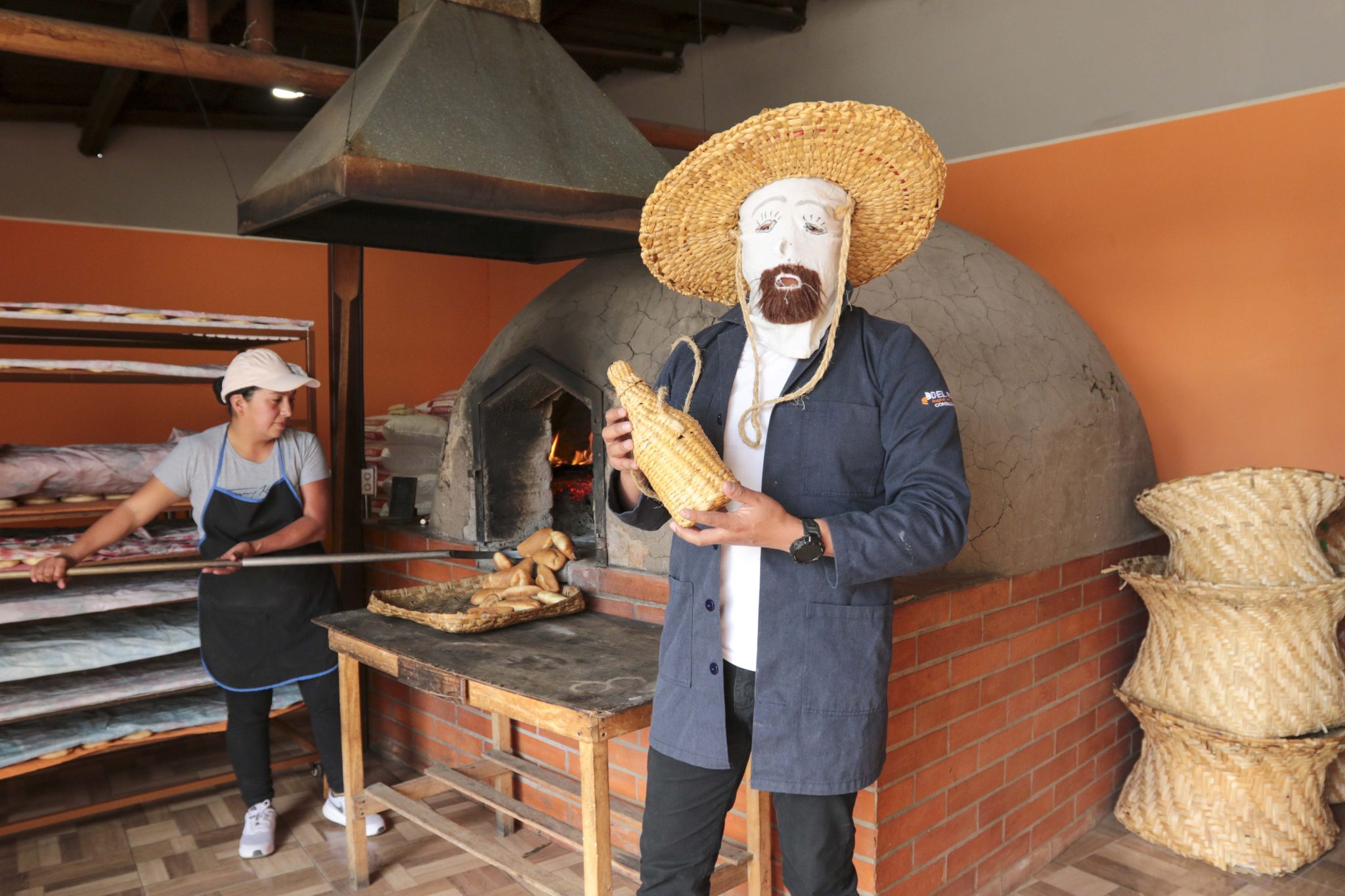 En la parroquia Nulti se hace pan en horno de leña