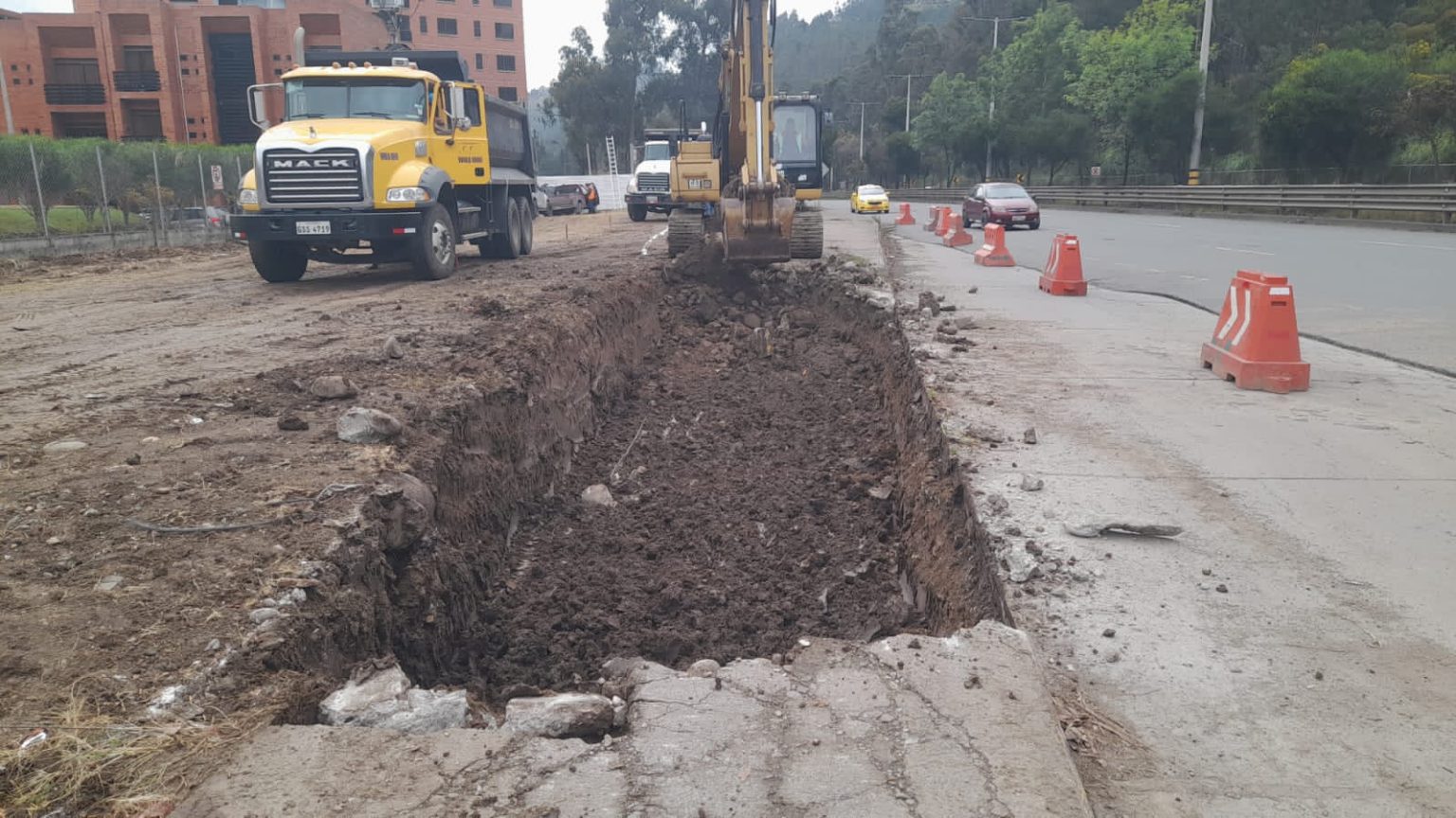 Con excavación siguen tareas en zona del distribuidor Monay-IESS