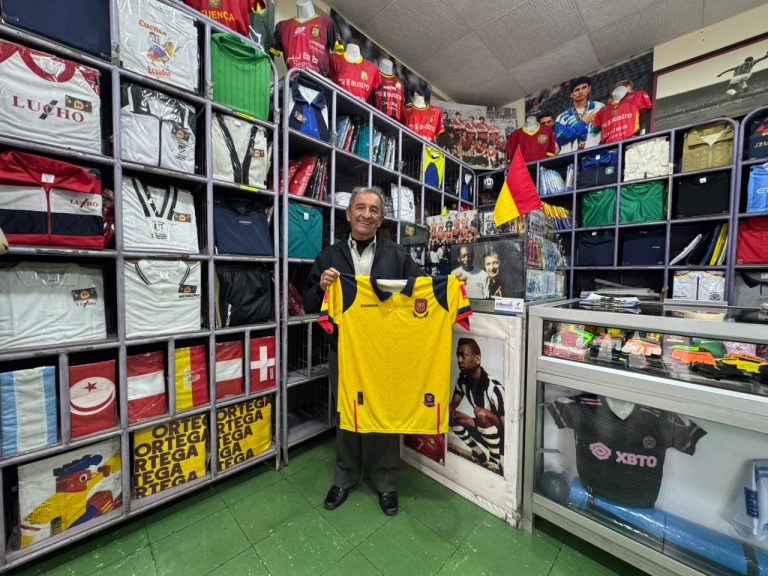 Rómulo Ortega, elabora su propia polla mundialista a mano