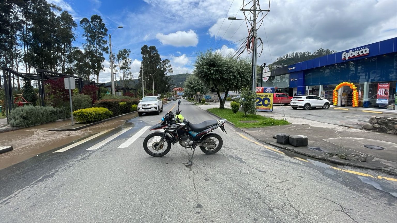 Cuenca: Cierres viales tras desbordamiento del río Yanuncay