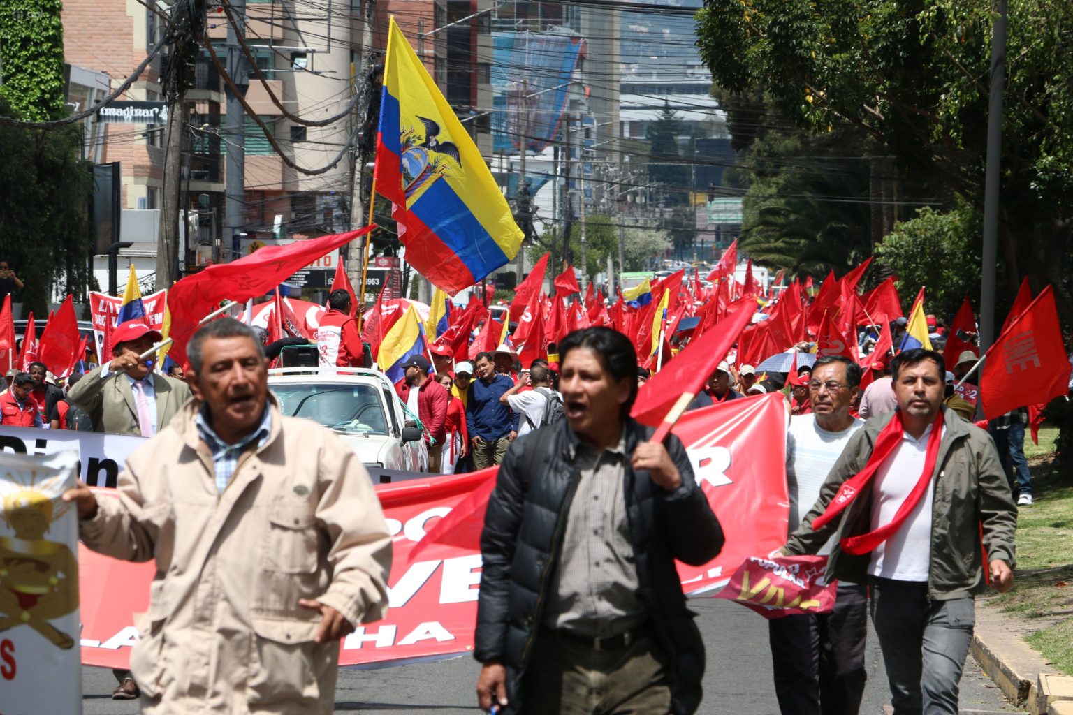 CNE enfrenta protestas en contra del adelanto de las elecciones ...